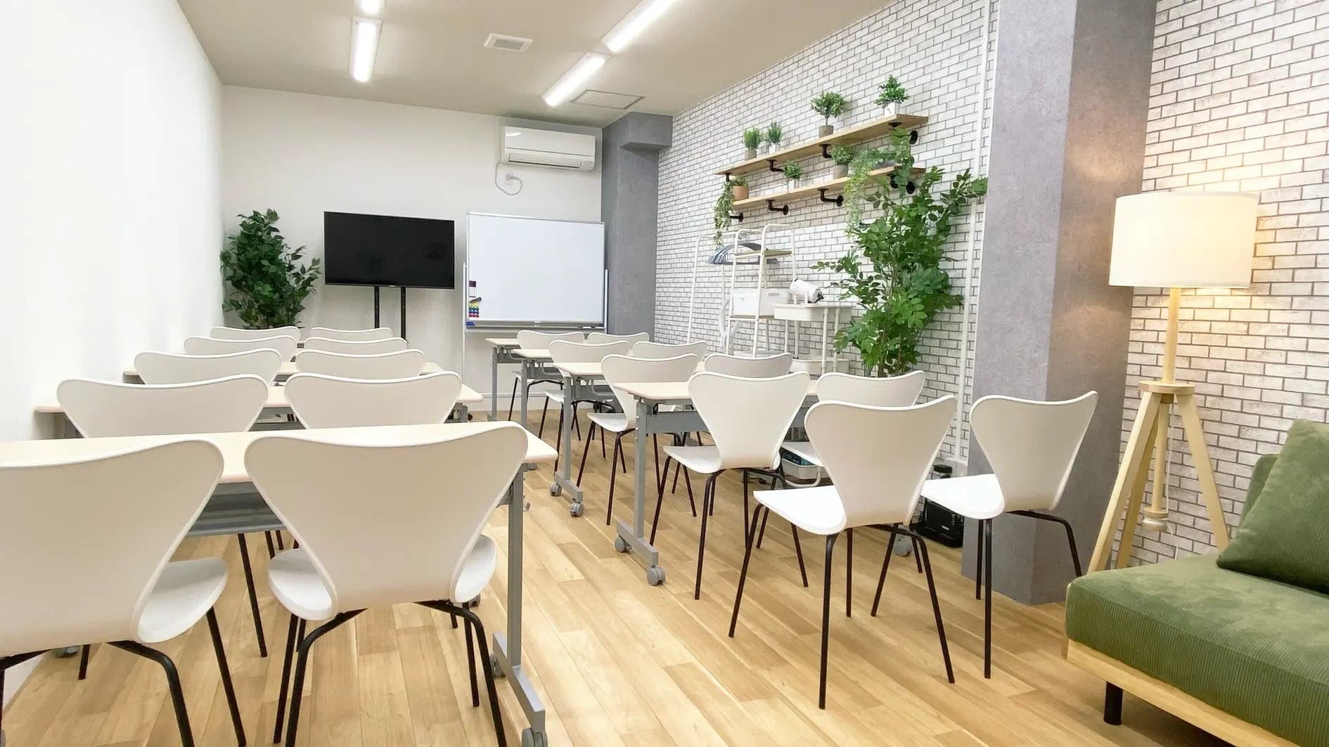 【烏丸/四条駅すぐ】30名可/オプション全て無料⚠️高速Wi-Fi•モニター•ホワイトボード•各種充電機 •各種変換ケーブル等の写真1