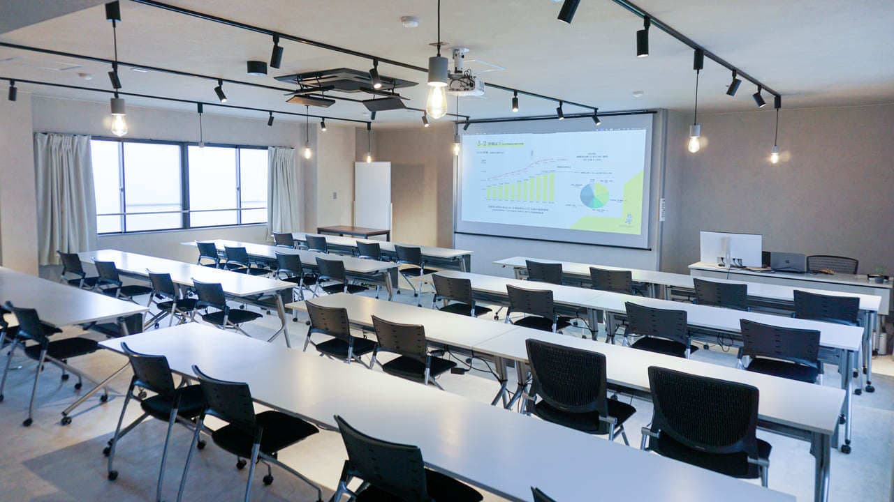 セミナーに最適！普段はWebデザインのスクール教室をレンタル。クリエイティブができるPCも貸出可能！岐阜駅からバスで13分の写真3