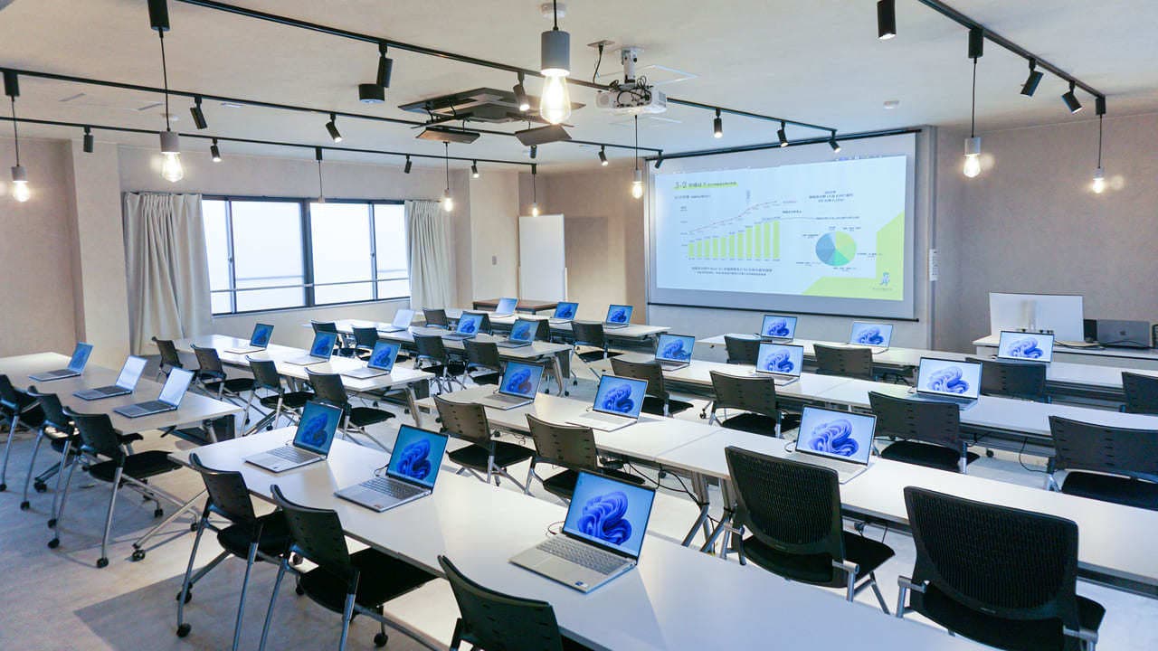 セミナーに最適！普段はWebデザインのスクール教室をレンタル。クリエイティブができるPCも貸出可能！岐阜駅からバスで13分の写真1