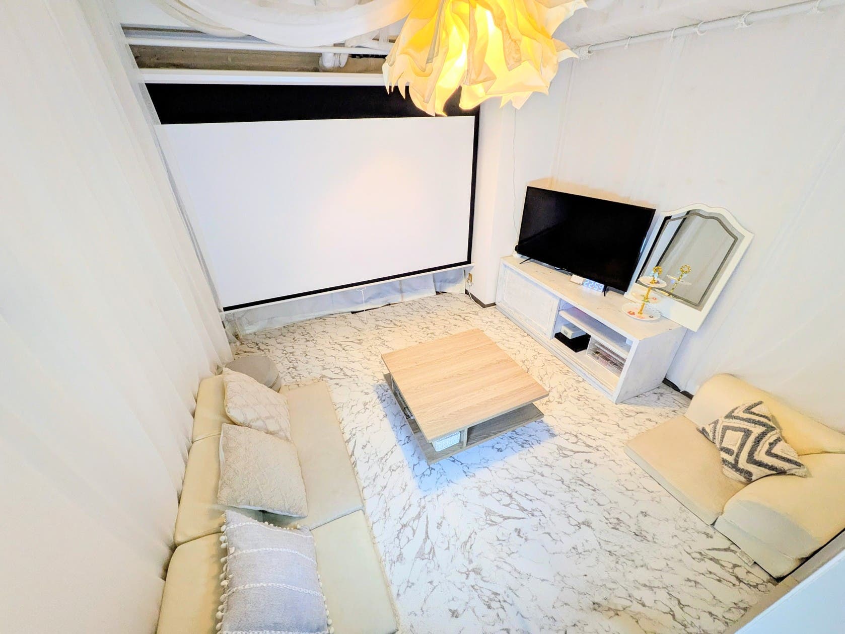 〖桃谷駅１分〗鶴橋駅から一駅💞インスタ映えスペース✨女子会*誕生日会*推し活*ライブ配信*映画鑑賞🎥デート💞‐ゴミ捨て無料の写真1