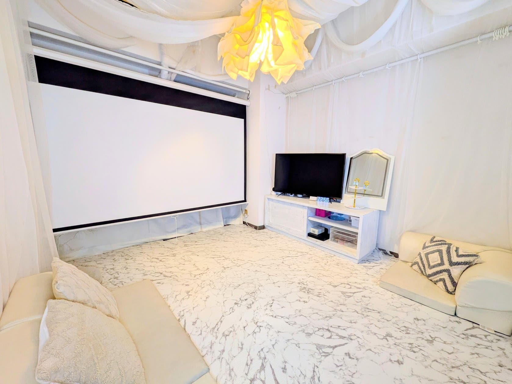 〖桃谷駅１分〗鶴橋駅から一駅💞インスタ映えスペース✨女子会*誕生日会*推し活*ライブ配信*映画鑑賞🎥デート💞‐ゴミ捨て無料の写真3