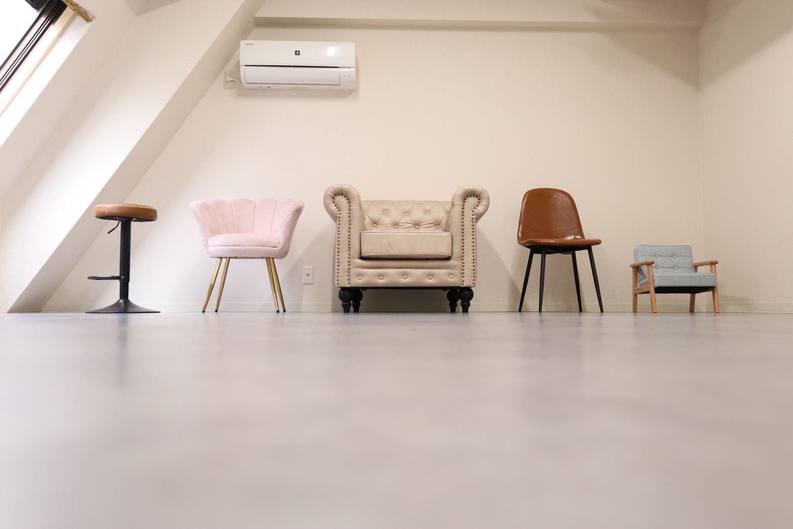 【セルフ写真スタジオ】南浦和駅東口｜駅近・セルフ写真取り放題！・ペットと撮影OK！・スタッフ無し！・無料の撮影グッズ多数有り！の写真11