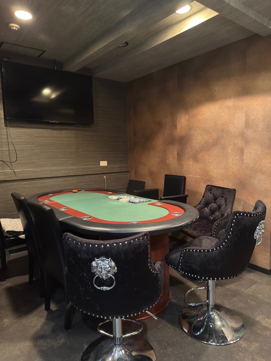 モダンな空間で本格ポーカーを楽しめるスペースの写真1