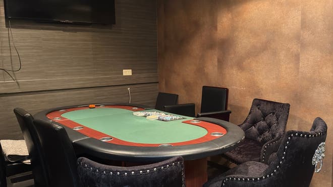 モダンな空間で本格ポーカーを楽しめるスペースの写真1