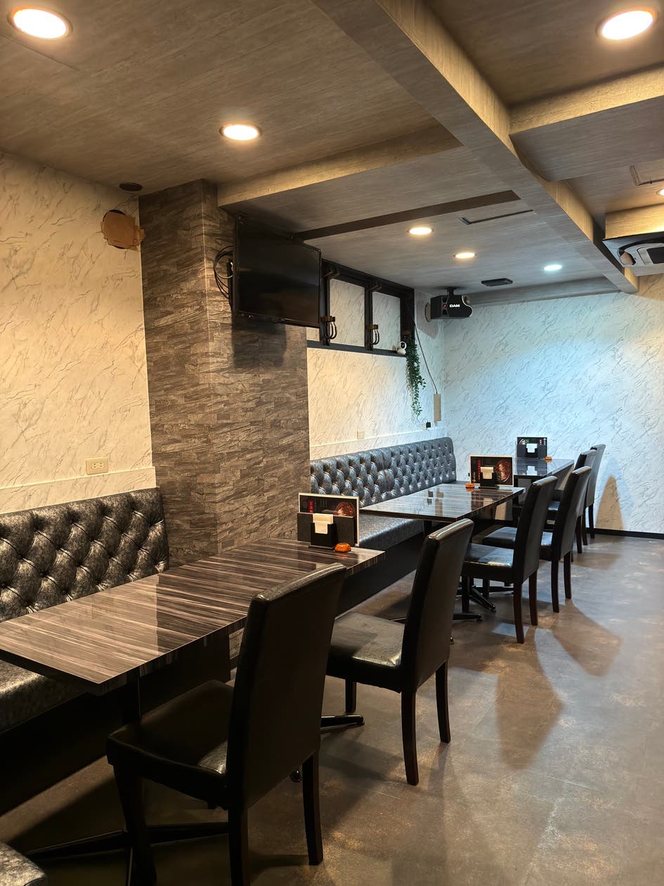 モダンな空間で本格ポーカーを楽しめるスペースの写真2