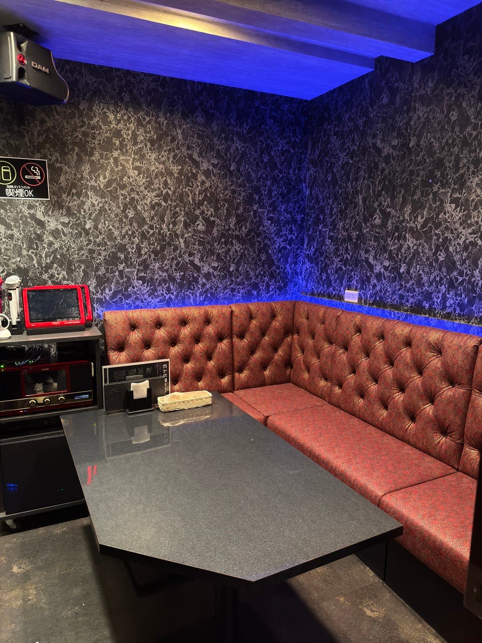 モダンな空間で本格ポーカーを楽しめるスペースの写真3