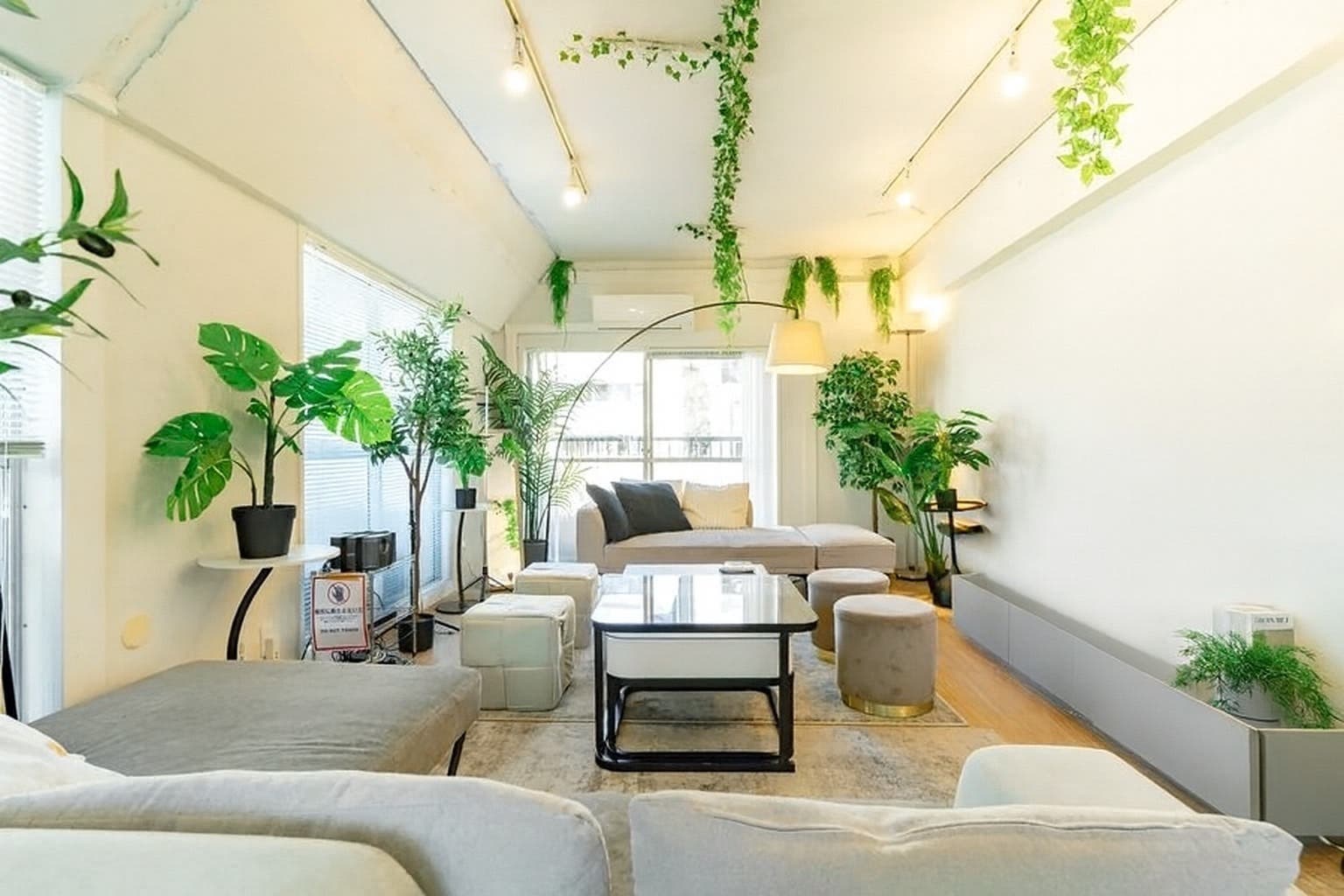 池袋駅徒歩5分🚶‍♂️最大12名◎交流会・懇親会に最適✨女子会・推し活・忘年会🍷映画鑑賞🎥コスプレ撮影📷クリスマス🎄の写真5