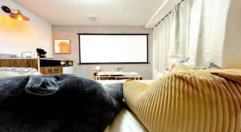 【天王寺駅すぐ】徒歩2分🚶2〜4名にぴったり✨Netflix🎬巨大スクリーン🎞️🎂おうちデート💖1日だらだら空間💓
