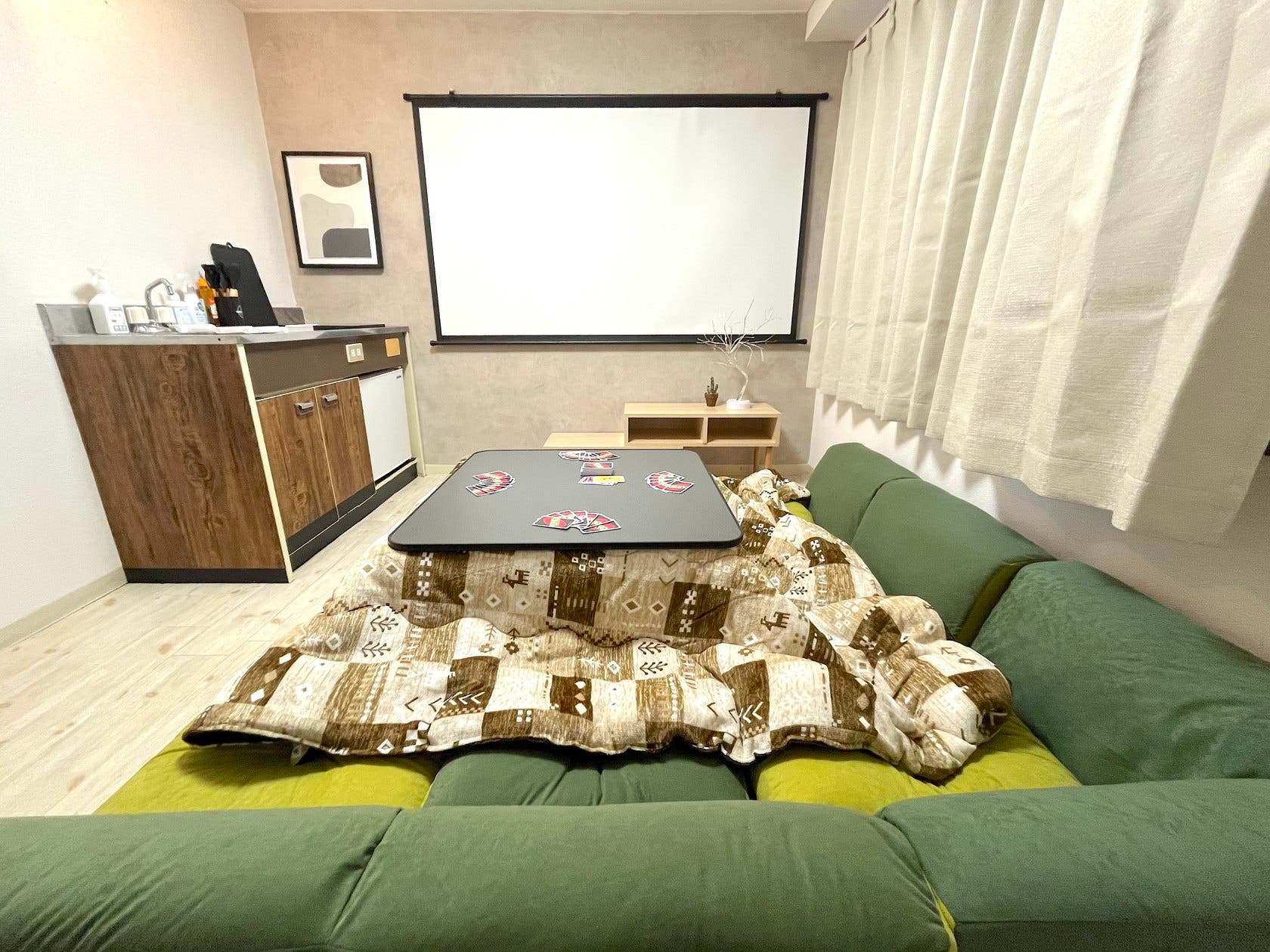 【天王寺駅すぐ】徒歩2分🚶2〜4名にぴったり✨こたつでのんびり🍊おうちデート💖女子会💛1日だらだら空間💓の写真1