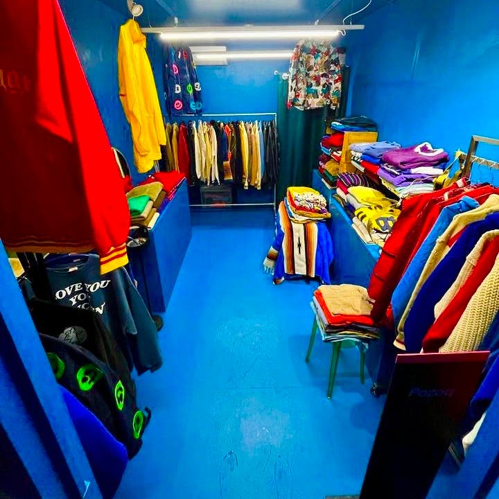 【ファッション/アート/フォト】カルチャーの中心地「大名」の裏通り、1店舗貸しの青い空間。の写真2