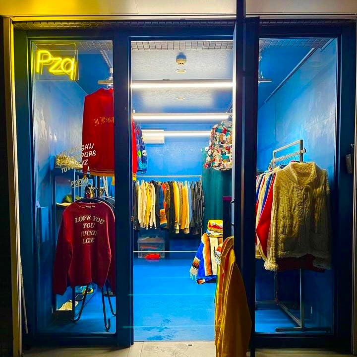 【ファッション/アート/フォト】カルチャーの中心地「大名」の裏通り、1店舗貸しの青い空間。の写真3