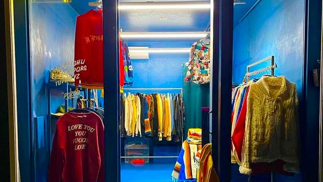 【ファッション/アート/フォト】カルチャーの中心地「大名」の裏通り、1店舗貸しの青い空間。の写真3