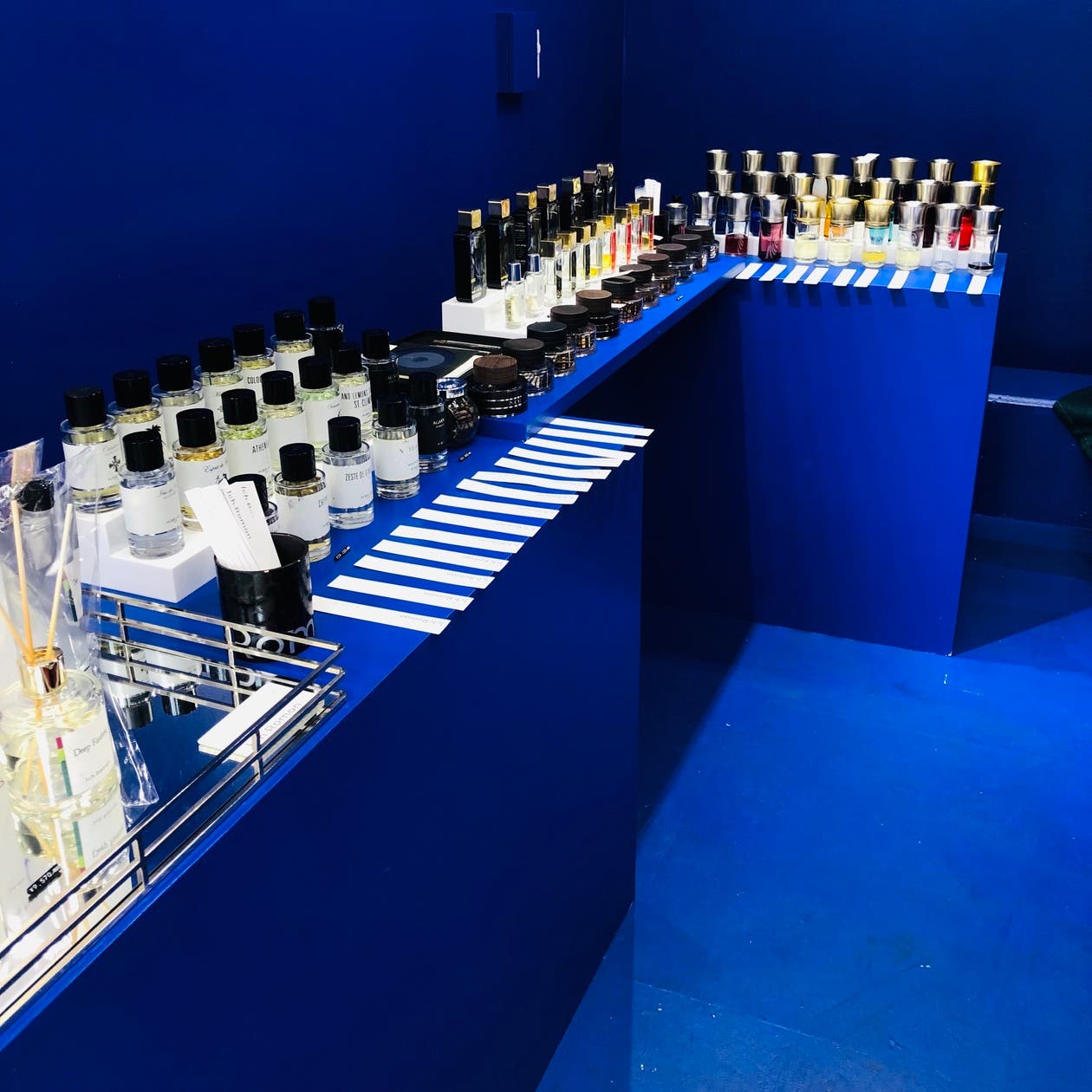 【ファッション/アート/フォト】カルチャーの中心地「大名」の裏通り、1店舗貸しの青い空間。の写真6