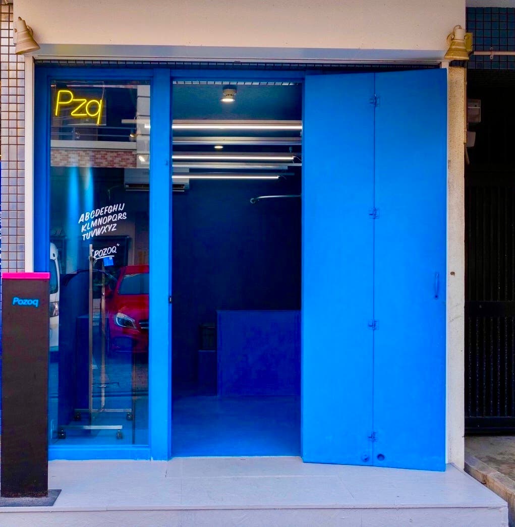 【ファッション/アート/フォト】カルチャーの中心地「大名」の裏通り、1店舗貸しの青い空間。の写真1