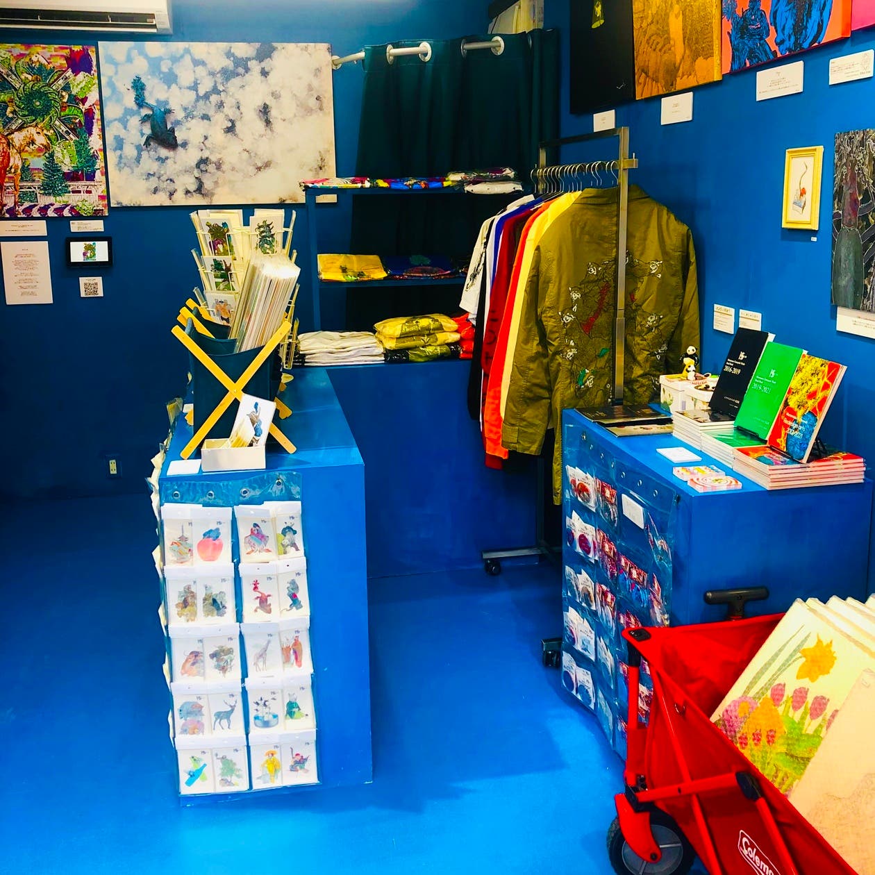 【ファッション/アート/フォト】カルチャーの中心地「大名」の裏通り、1店舗貸しの青い空間。の写真9