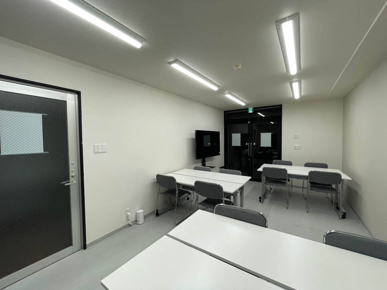 ◇◆改装済でキレイ・広い◆◇１階・店舗で視認性抜群★岡山駅徒歩3分★24時間営業★ゆったり12名★wi-fi完備★55型モニターの写真6