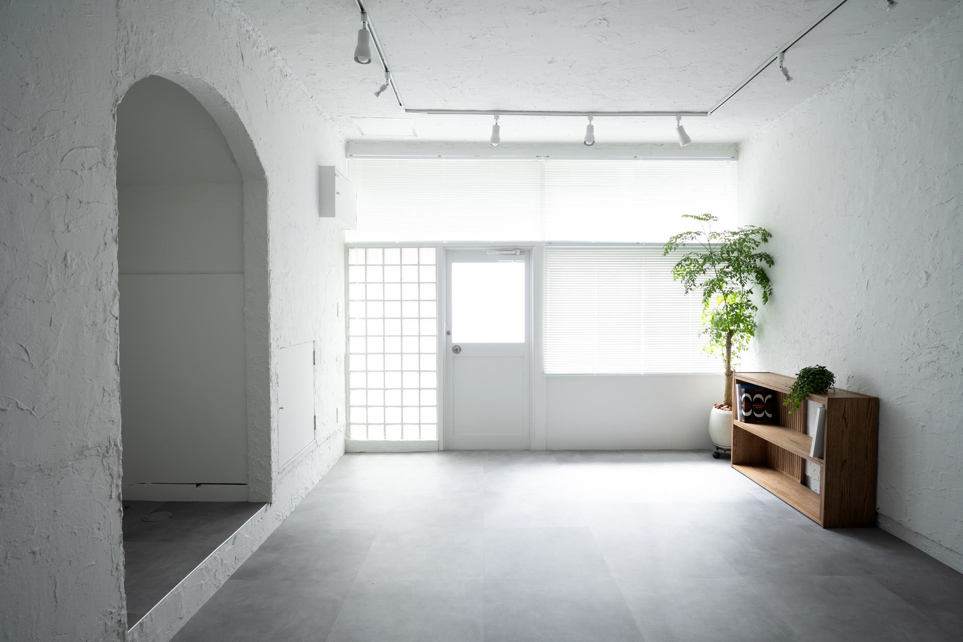 【世田谷駅4分】白を基調とした2フロアギャラリー｜展示・ポップアップに｜控室完備・複数日プランの写真1