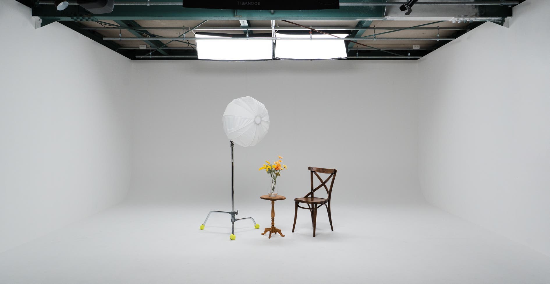 天吊り可能なトップライト付き白ホリゾントスタジオの写真1