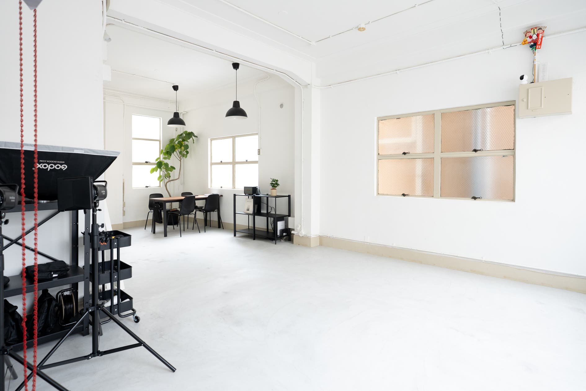 【元町駅・三宮駅徒歩圏内】プロカメラマン監修のフォトスタジオ！＜自然光◎＞天井高3ｍのSTUDIOの写真2