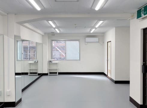 【一橋学園駅駅🚶‍♀️1分】毎日清掃✨ × 幅9.4mの大型鏡✨ × 楽器演奏OK　シンプルで本格的なダンススタジオ💃の写真1