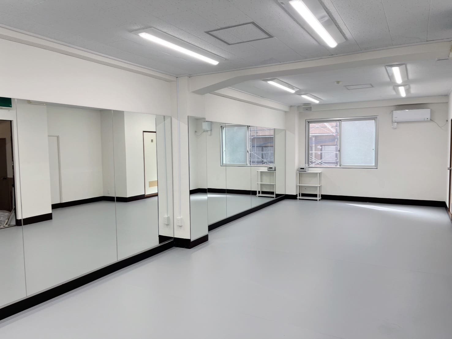 【一橋学園駅駅🚶‍♀️1分】毎日清掃✨ × 幅9.4mの大型鏡✨ × 楽器演奏OK　シンプルで本格的なダンススタジオ💃の写真2