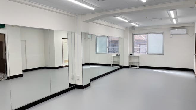 【一橋学園駅駅🚶♀️1分】毎日清掃✨ × 幅9.4mの大型鏡✨ × 楽器演奏OK シンプルで本格的なダンススタジオ💃の写真2