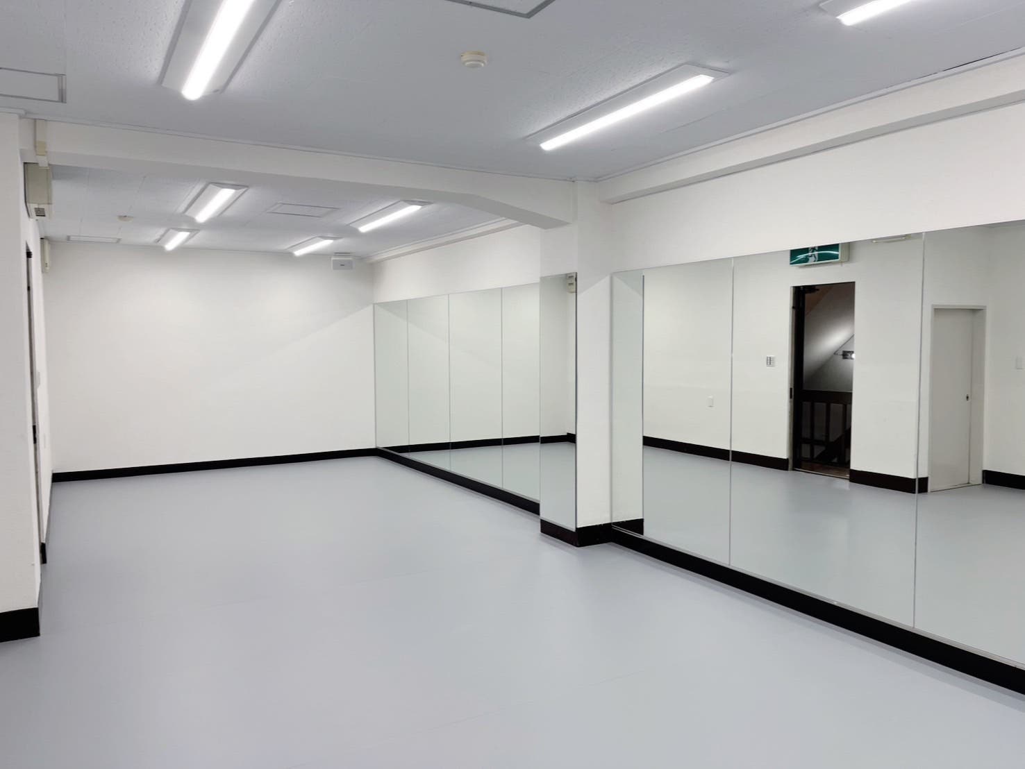 【一橋学園駅駅🚶‍♀️1分】毎日清掃✨ × 幅9.4mの大型鏡✨ × 楽器演奏OK　シンプルで本格的なダンススタジオ💃の写真3