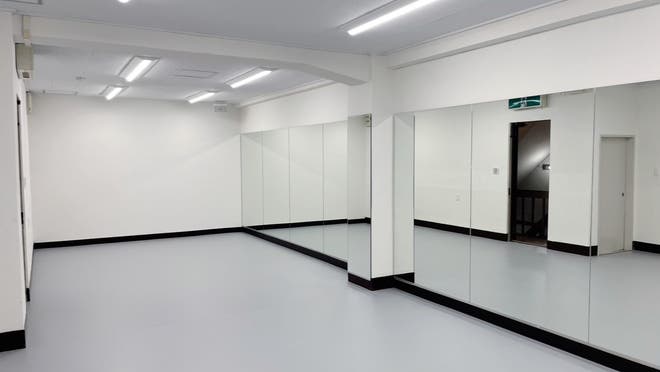 【一橋学園駅駅🚶♀️1分】毎日清掃✨ × 幅9.4mの大型鏡✨ × 楽器演奏OK シンプルで本格的なダンススタジオ💃の写真3