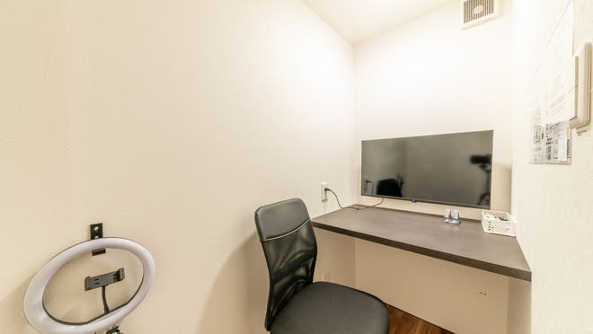 【フォーカスオン新大阪店①号室】新大阪駅2分/VODモニター・各種充電器・リングライト・スマホスタンド・Wi-Fi無料 施錠可能の写真2