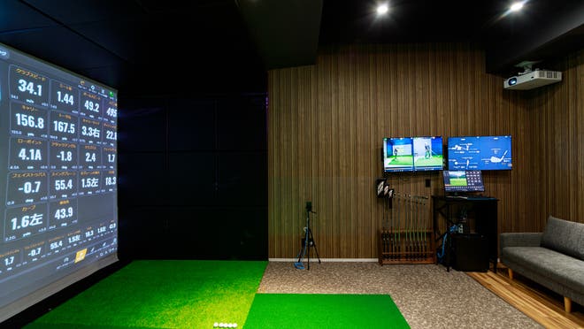 完全個室で40平米、高さ4.3mのゆったりとした空間で、最新鋭の弾道計測器トラックマン4を使ってAI分析ゴルフ練習。ソファ設置の写真1