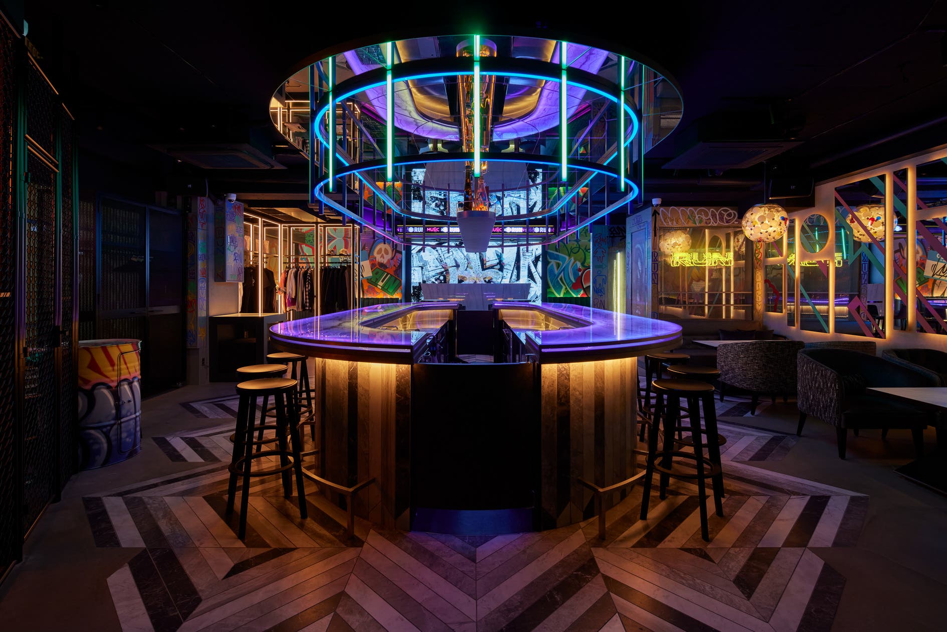 歌舞伎町のバー「RUN」｜映像映え抜群！ネオン×デザイン空間｜MV・TV・ファッション撮影に最適！の写真1