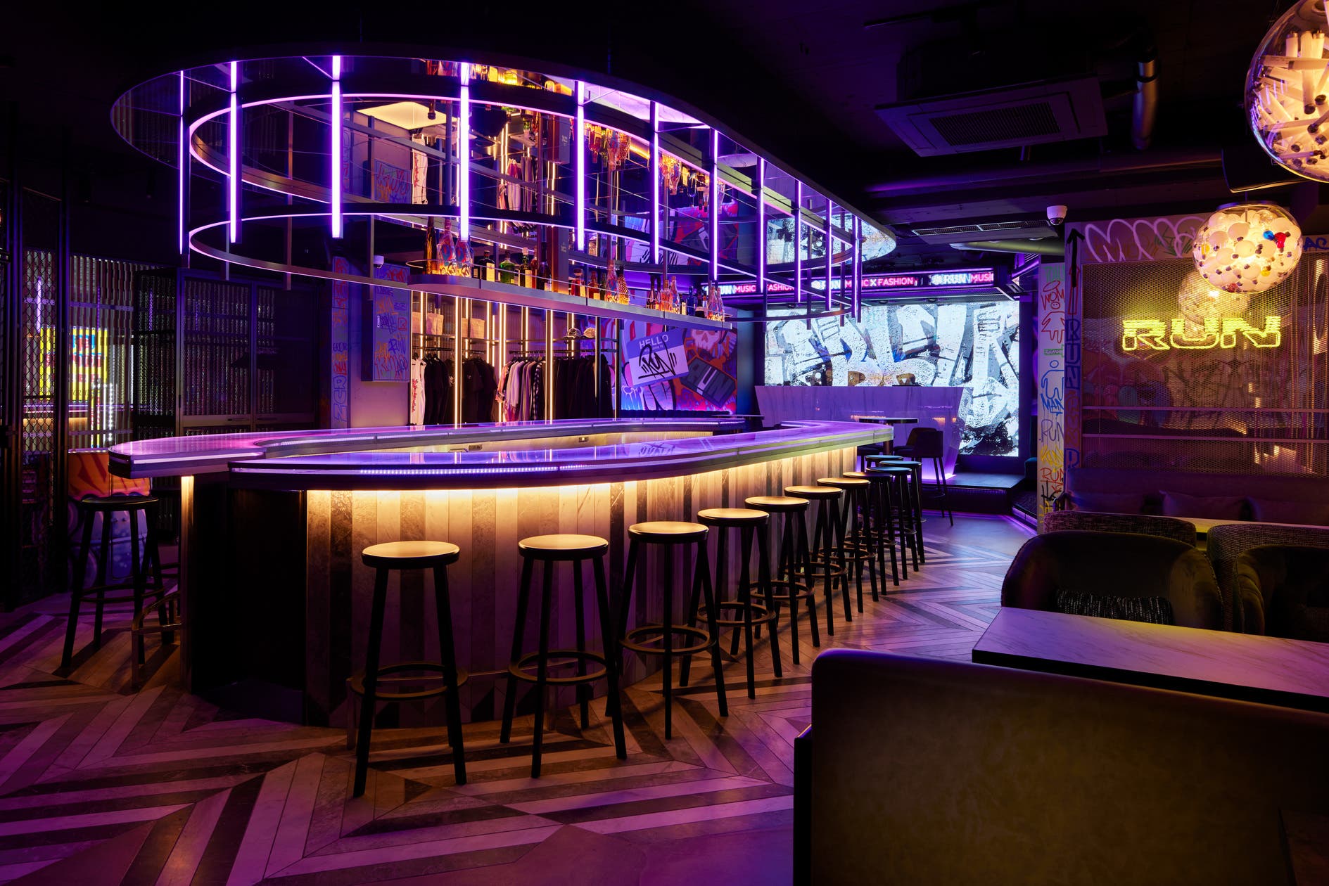 歌舞伎町のバー「RUN」｜映像映え抜群！ネオン×デザイン空間｜MV・TV・ファッション撮影に最適！の写真3