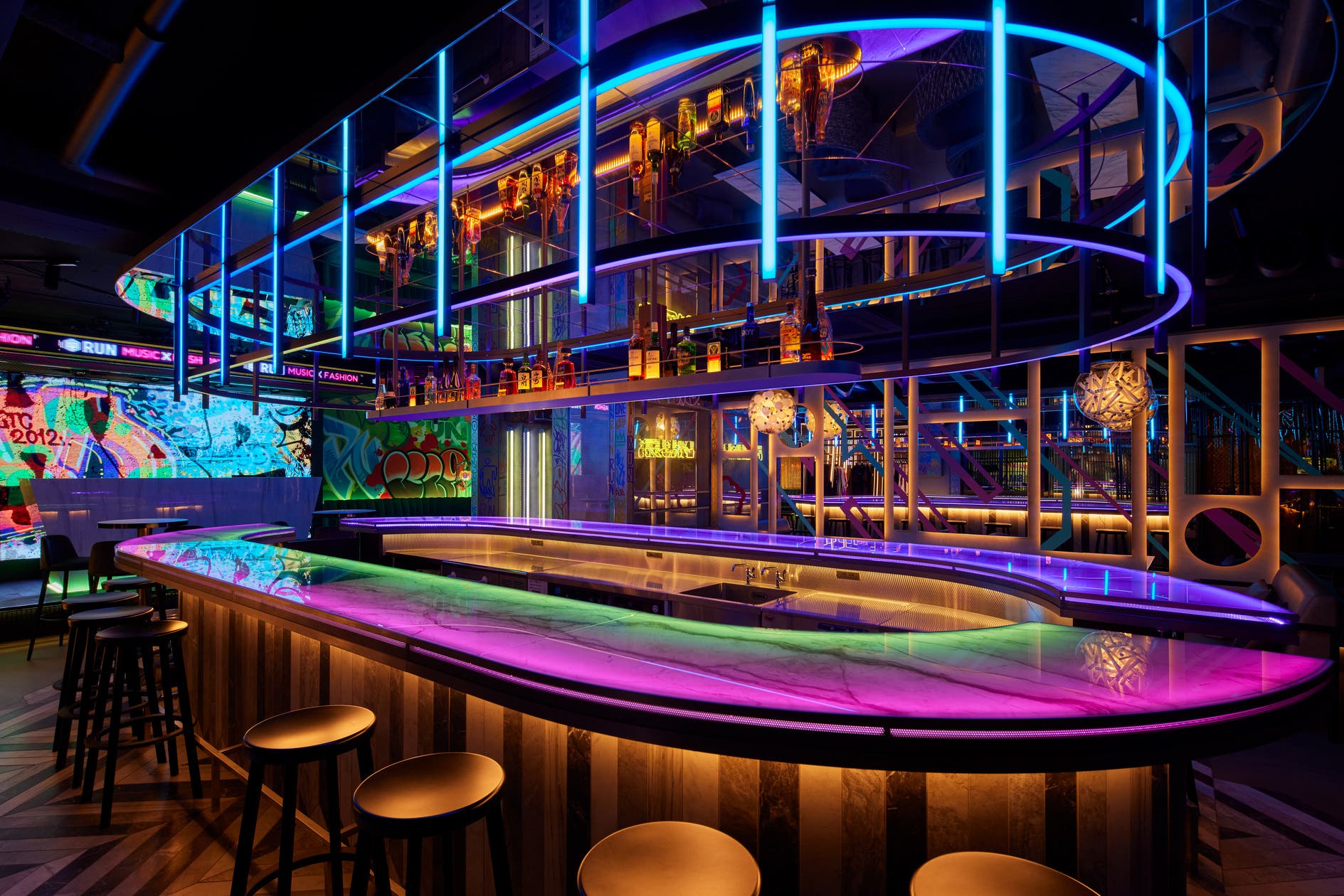 歌舞伎町のバー「RUN」｜映像映え抜群！ネオン×デザイン空間｜MV・TV・ファッション撮影に最適！の写真2