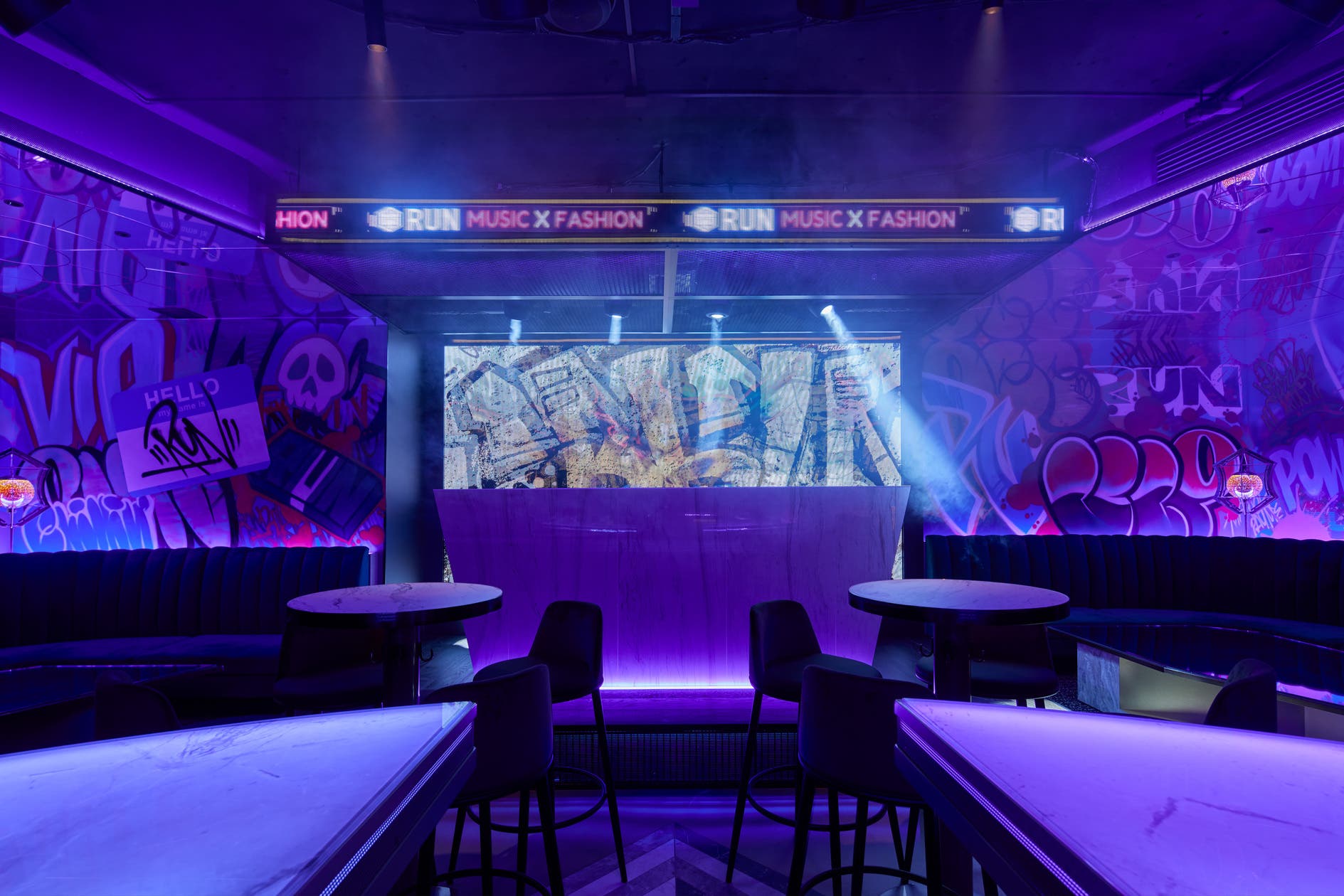 歌舞伎町のバー「RUN」｜映像映え抜群！ネオン×デザイン空間｜MV・TV・ファッション撮影に最適！の写真4