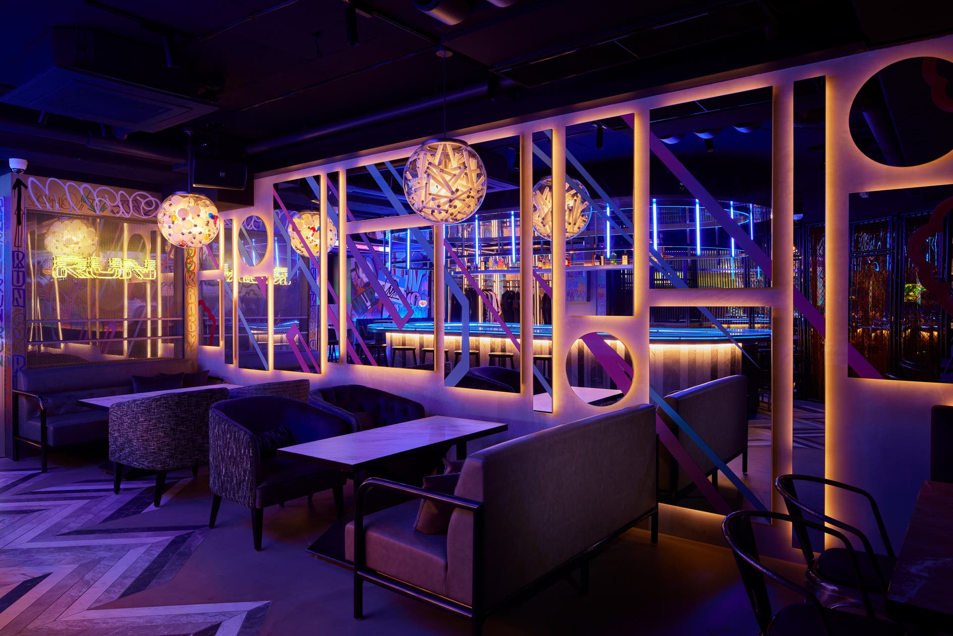 歌舞伎町のバー「RUN」｜映像映え抜群！ネオン×デザイン空間｜MV・TV・ファッション撮影に最適！の写真5