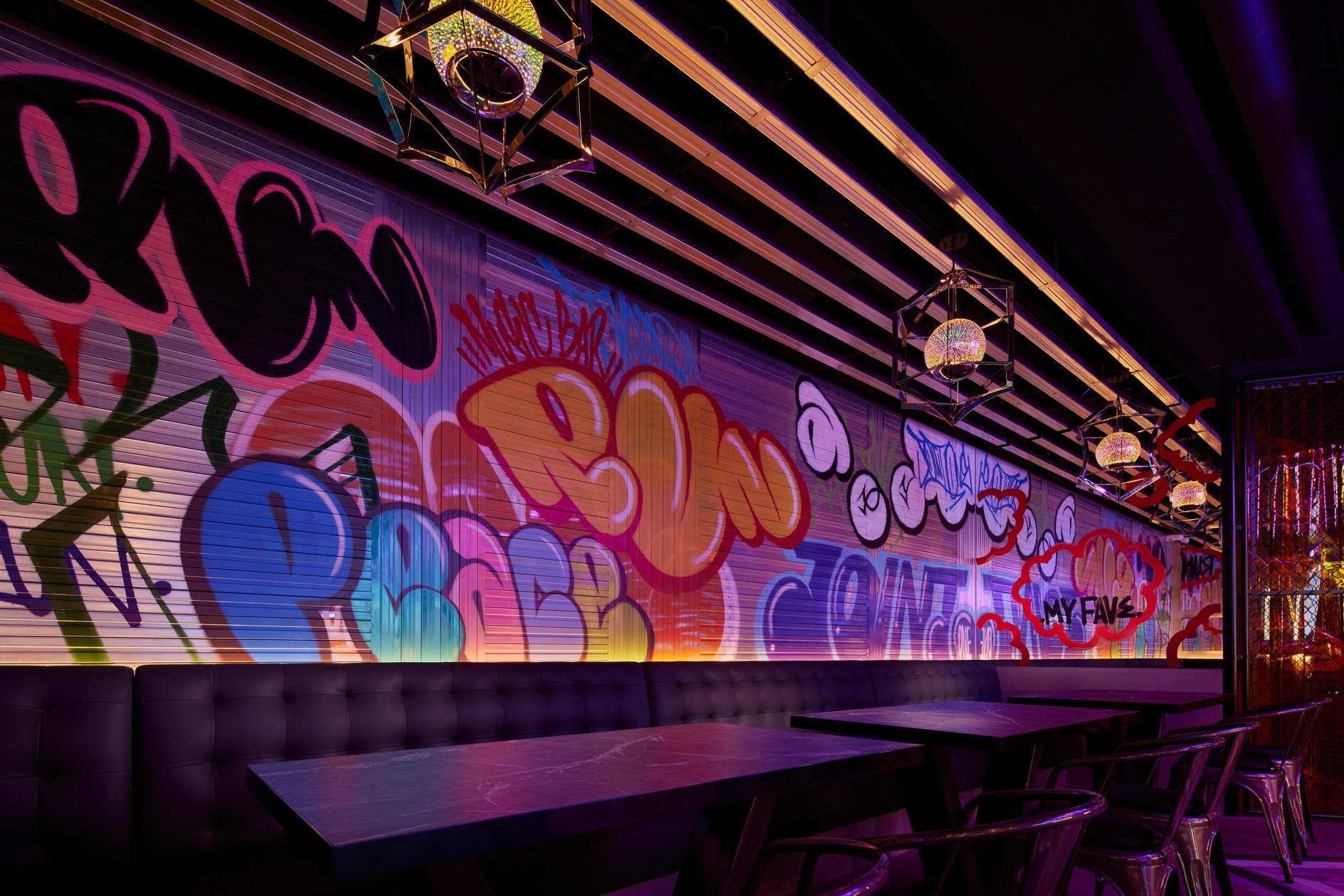 歌舞伎町のバー「RUN」｜映像映え抜群！ネオン×デザイン空間｜MV・TV・ファッション撮影に最適！の写真6