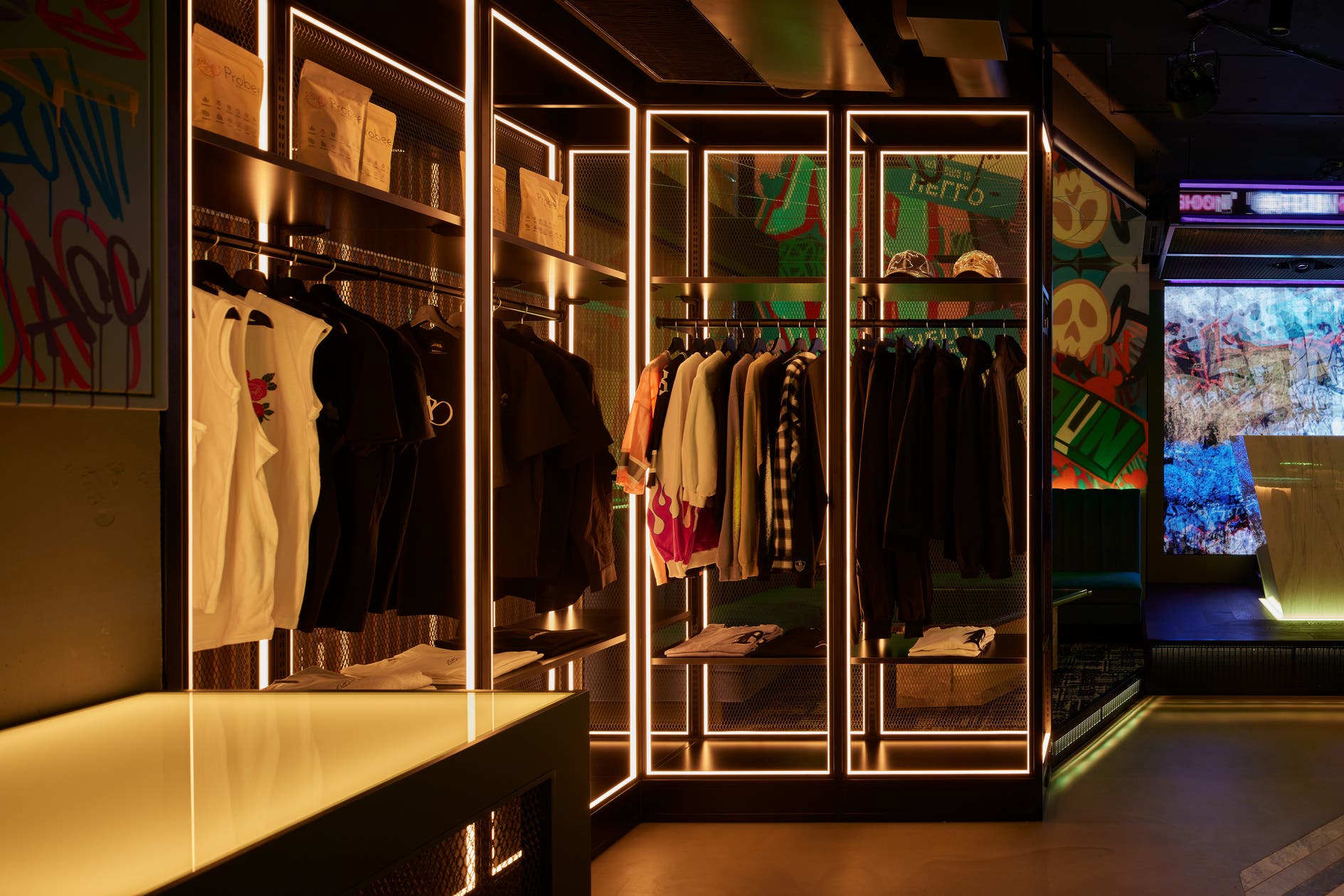 歌舞伎町のバー「RUN」｜映像映え抜群！ネオン×デザイン空間｜MV・TV・ファッション撮影に最適！の写真7