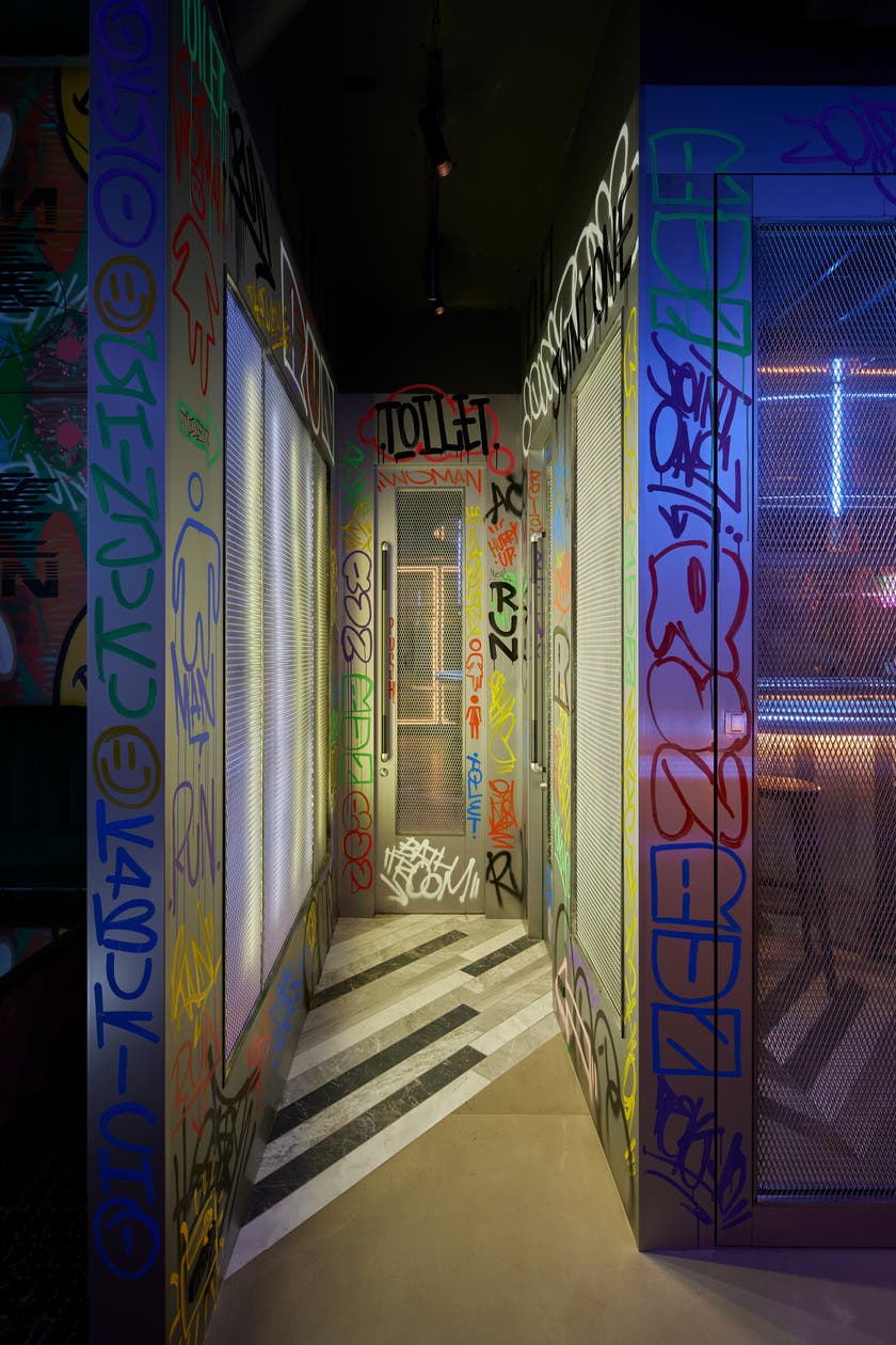 歌舞伎町のバー「RUN」｜映像映え抜群！ネオン×デザイン空間｜MV・TV・ファッション撮影に最適！の写真8