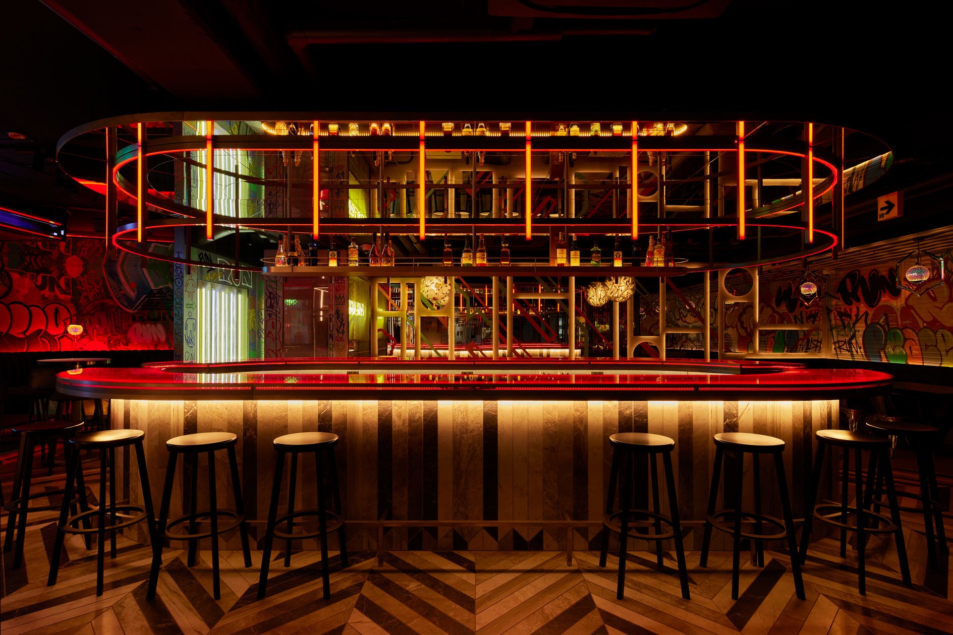 歌舞伎町のバー「RUN」｜映像映え抜群！ネオン×デザイン空間｜MV・TV・ファッション撮影に最適！の写真9