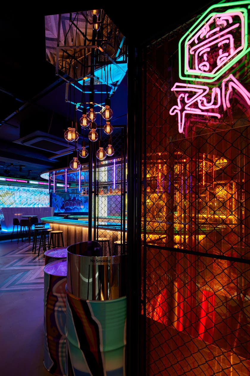 歌舞伎町のバー「RUN」｜映像映え抜群！ネオン×デザイン空間｜MV・TV・ファッション撮影に最適！の写真10