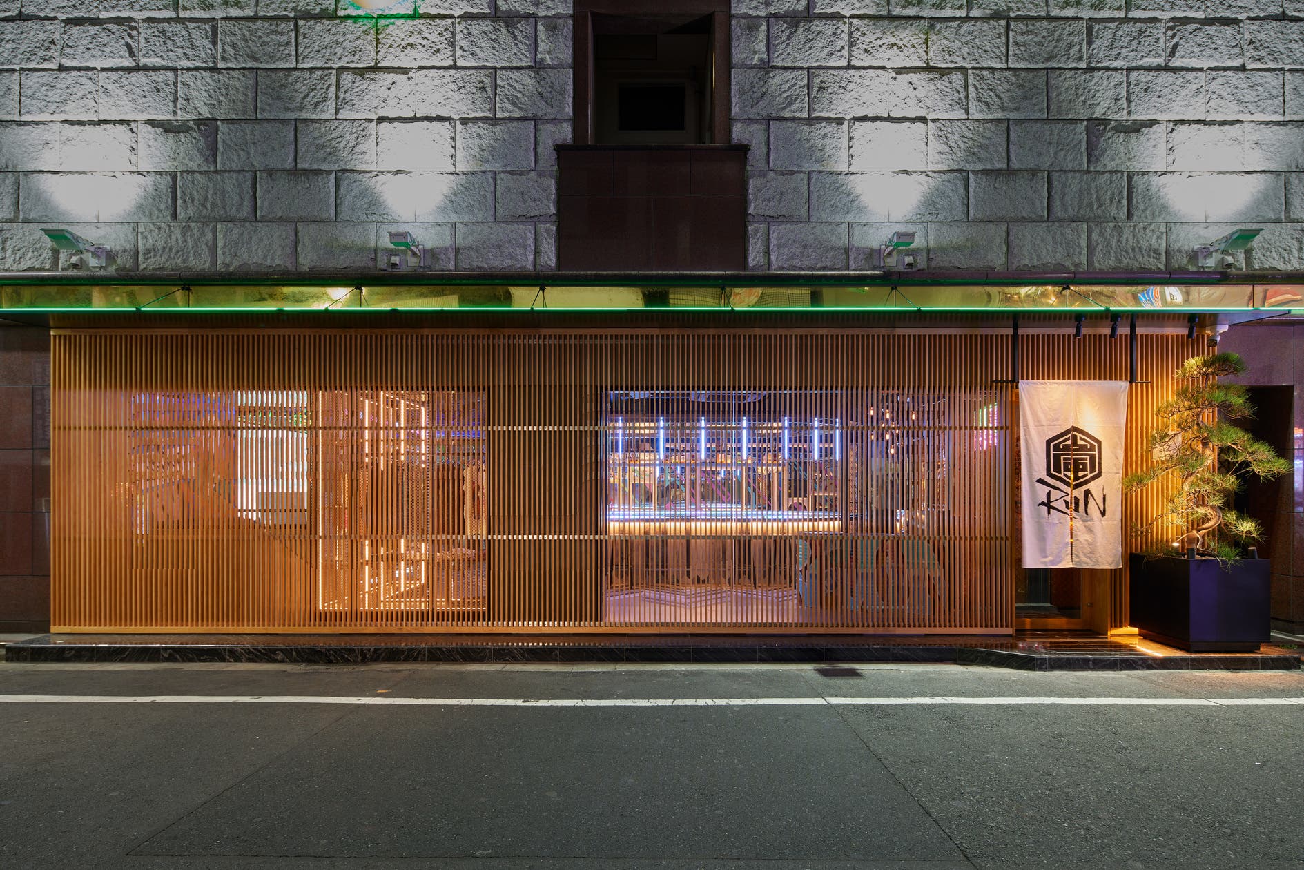 歌舞伎町のバー「RUN」｜映像映え抜群！ネオン×デザイン空間｜MV・TV・ファッション撮影に最適！の写真11