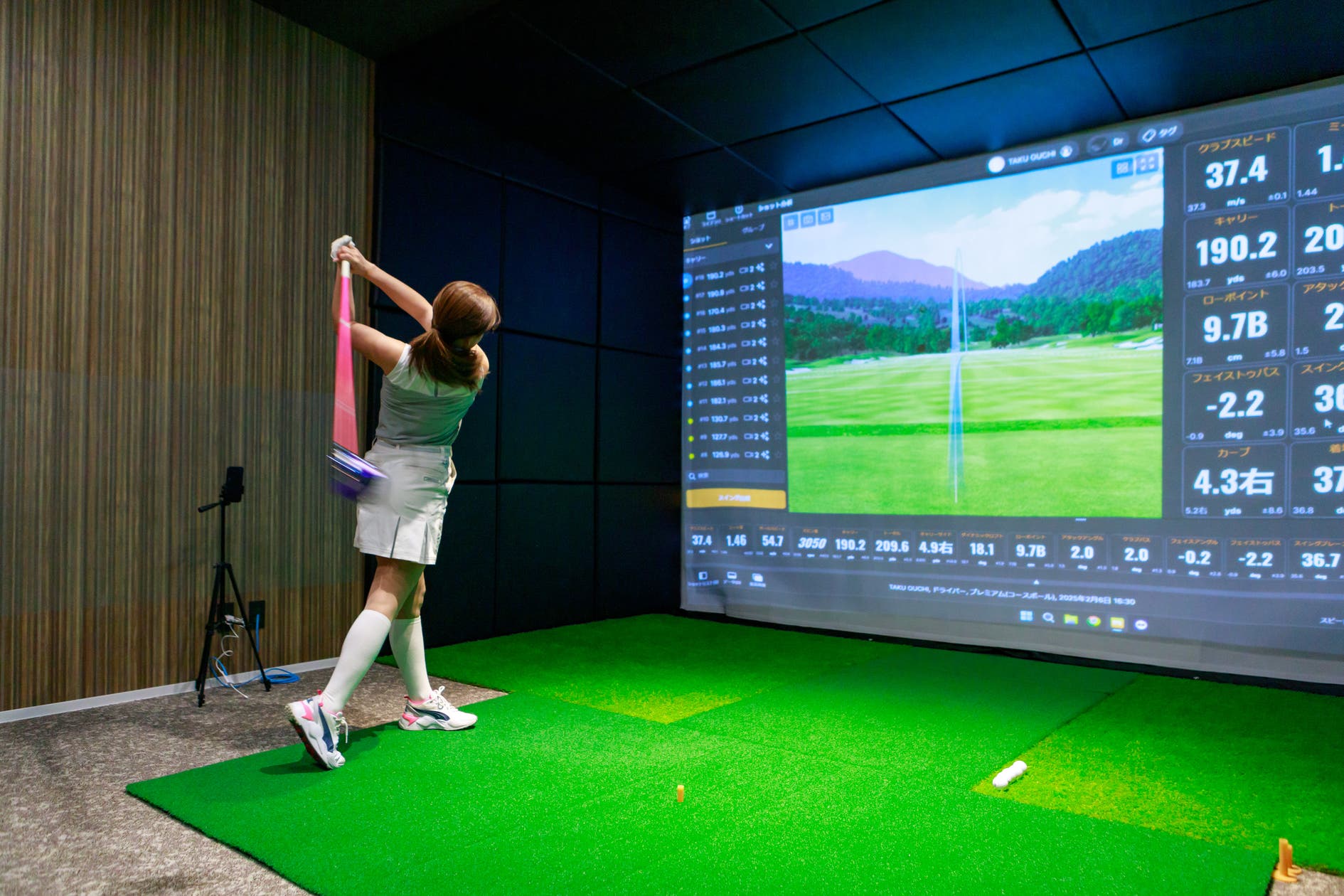 完全個室で40平米、高さ4.3mのゆったりとした空間で、最新鋭の弾道計測器トラックマン4を使ってAI分析ゴルフ練習。ソファ設置の写真3