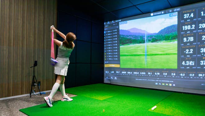 完全個室で40平米、高さ4.3mのゆったりとした空間で、最新鋭の弾道計測器トラックマン4を使ってAI分析ゴルフ練習。ソファ設置の写真3
