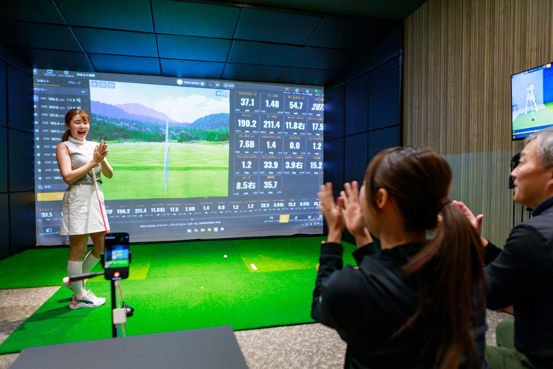 完全個室で40平米、高さ4.3mのゆったりとした空間で、最新鋭の弾道計測器トラックマン4を使ってAI分析ゴルフ練習。ソファ設置の写真4