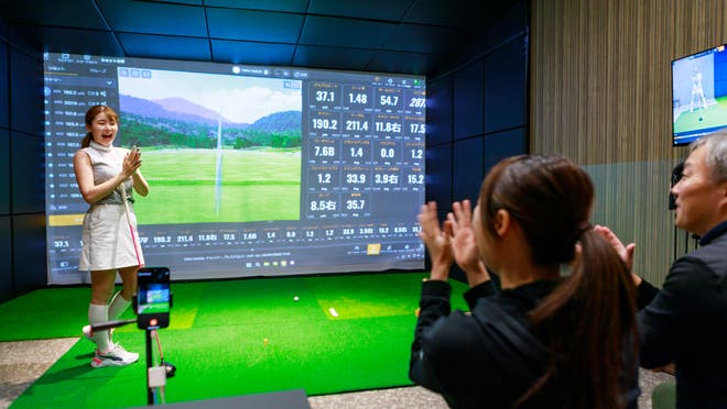 完全個室で40平米、高さ4.3mのゆったりとした空間で、最新鋭の弾道計測器トラックマン4を使ってAI分析ゴルフ練習。ソファ設置の写真4