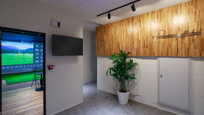完全個室で40平米、高さ4.3mのゆったりとした空間で、最新鋭の弾道計測器トラックマン4を使ってAI分析ゴルフ練習。ソファ設置の写真5