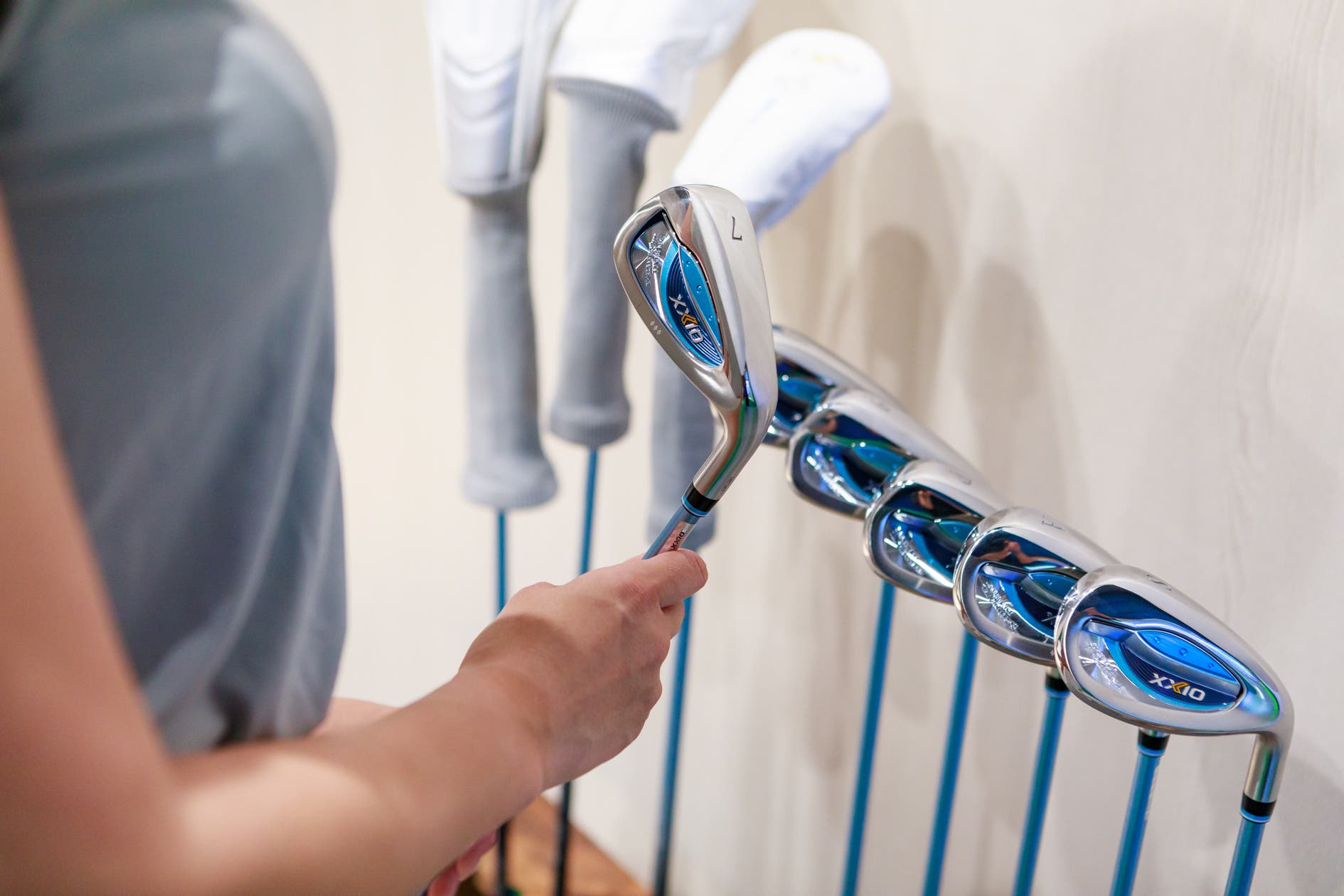 完全個室で40平米、高さ4.3mのゆったりとした空間で、最新鋭の弾道計測器トラックマン4を使ってAI分析ゴルフ練習。ソファ設置の写真6