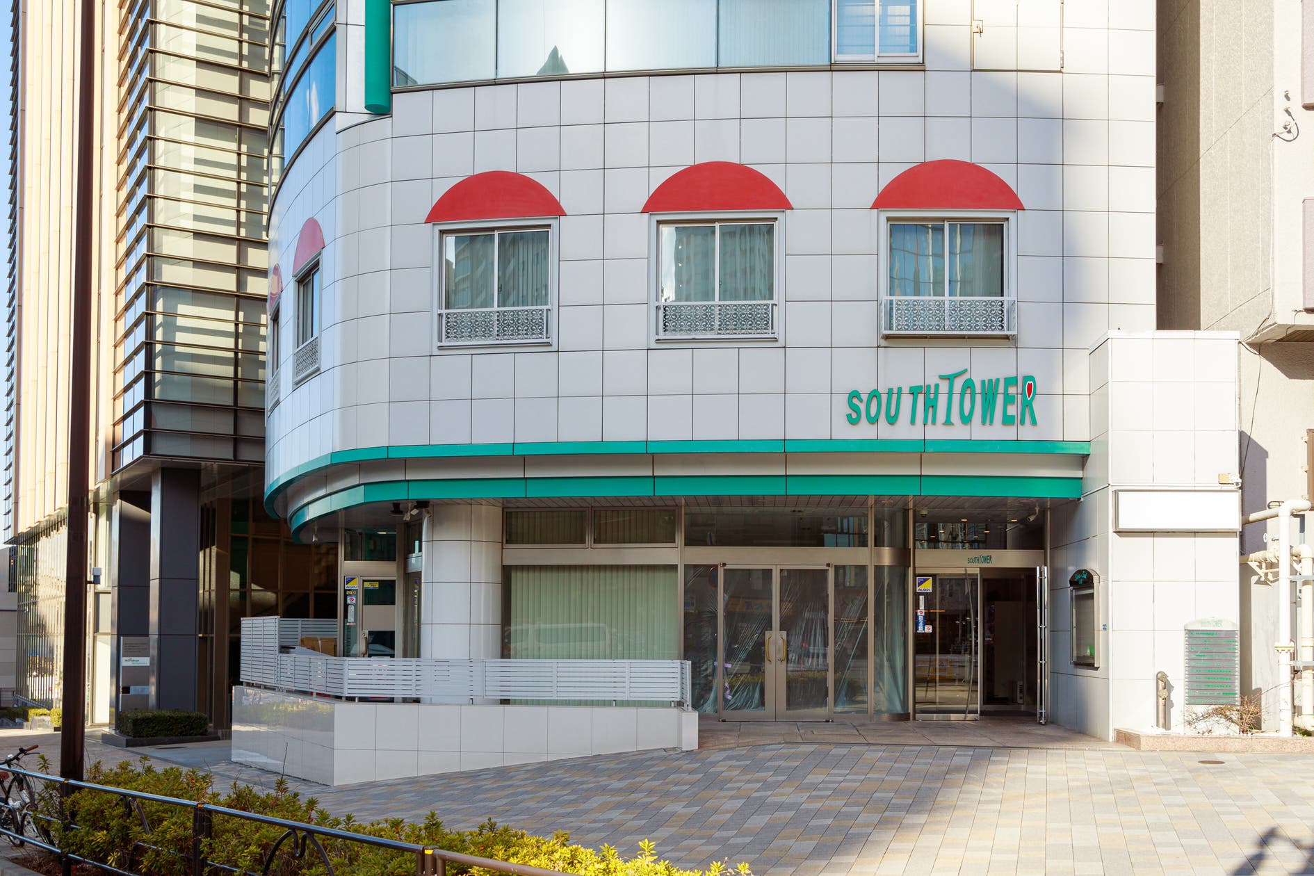 完全個室で40平米、高さ4.3mのゆったりとした空間で、最新鋭の弾道計測器トラックマン4を使ってAI分析ゴルフ練習。ソファ設置の写真7