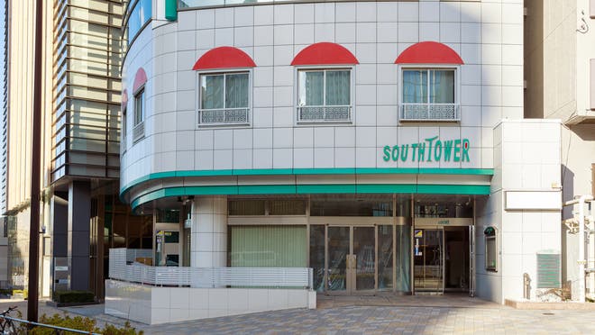 完全個室で40平米、高さ4.3mのゆったりとした空間で、最新鋭の弾道計測器トラックマン4を使ってAI分析ゴルフ練習。ソファ設置の写真7