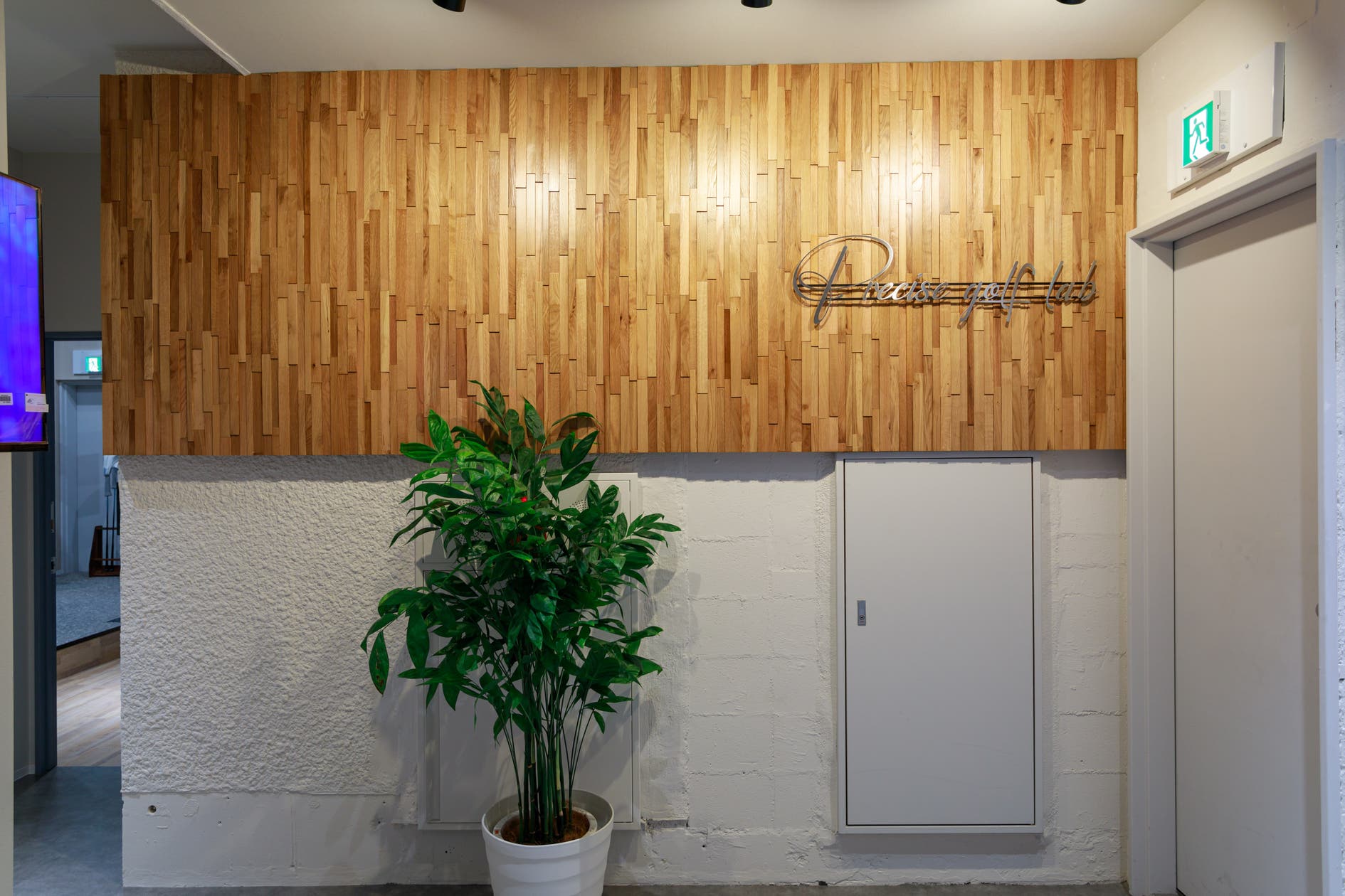 完全個室で40平米、高さ4.3mのゆったりとした空間で、最新鋭の弾道計測器トラックマン4を使ってAI分析ゴルフ練習。ソファ設置の写真9